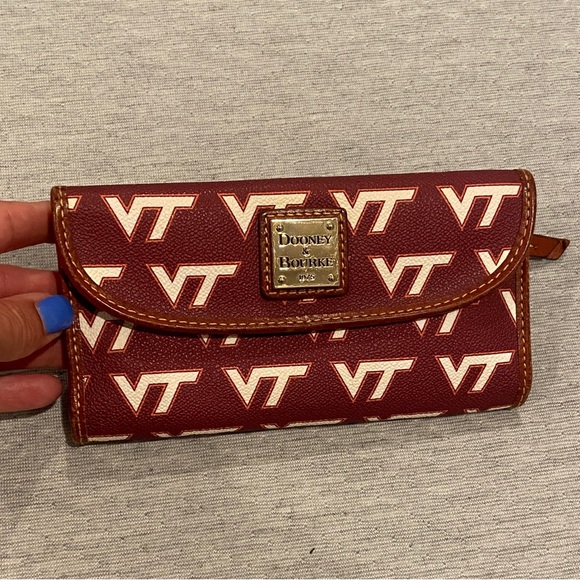 Dooney & Bourke | Bags | Dooney Bourke Collegiate Continental Clutch ...